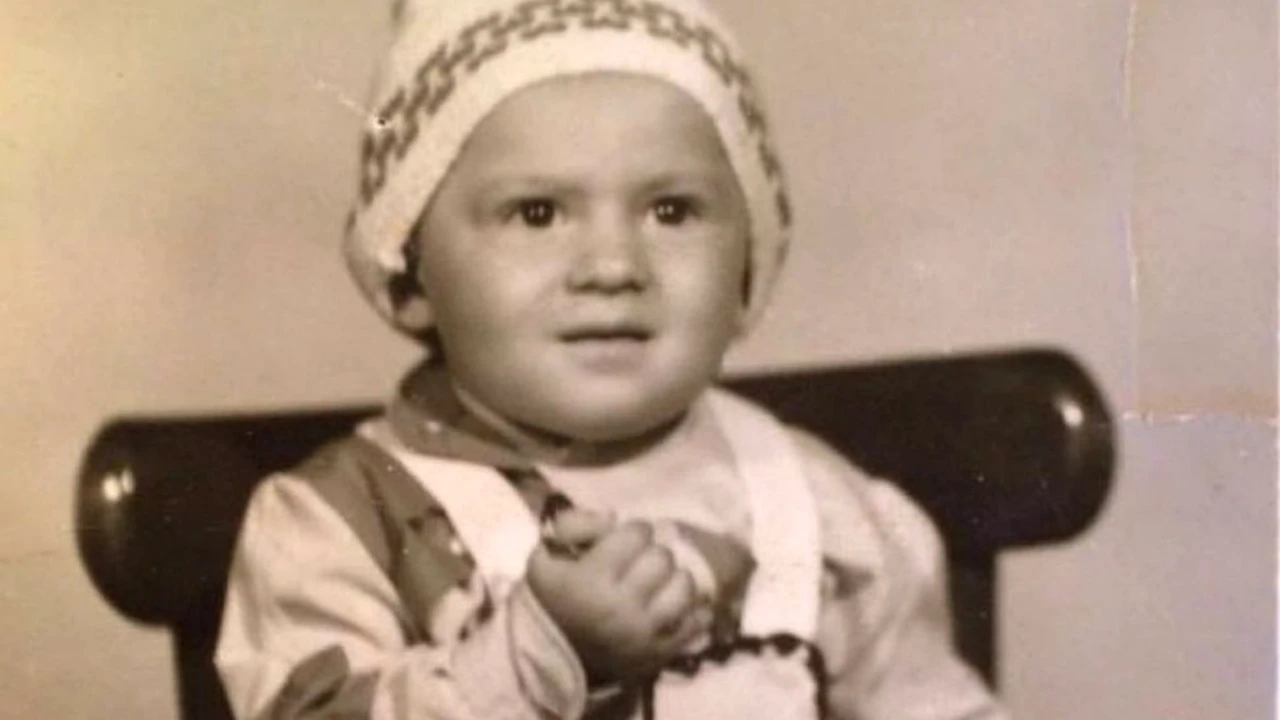 Cine crezi că e copilul din imagine? A participat la Survivor și azi e ...